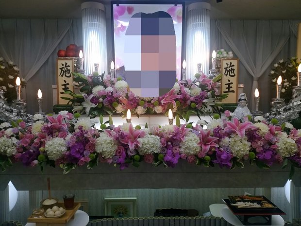 日光やすらぎほーるの洋花の生花祭壇です日光聖苑セレモニーいやしブログ公式日光で一番安い 日光聖苑セレモニー 日光聖苑のお葬式1日葬